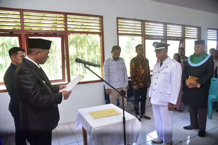 Pj Bupati Buton La Haruna Lantik Pj Kepala Desa Togomangura - Panduanrakyat